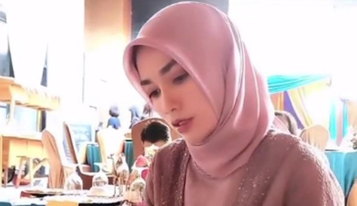 Potret Ussy Sulistiawaty Pakai Hijab saat Hadiri Pengajian, Bikin ...