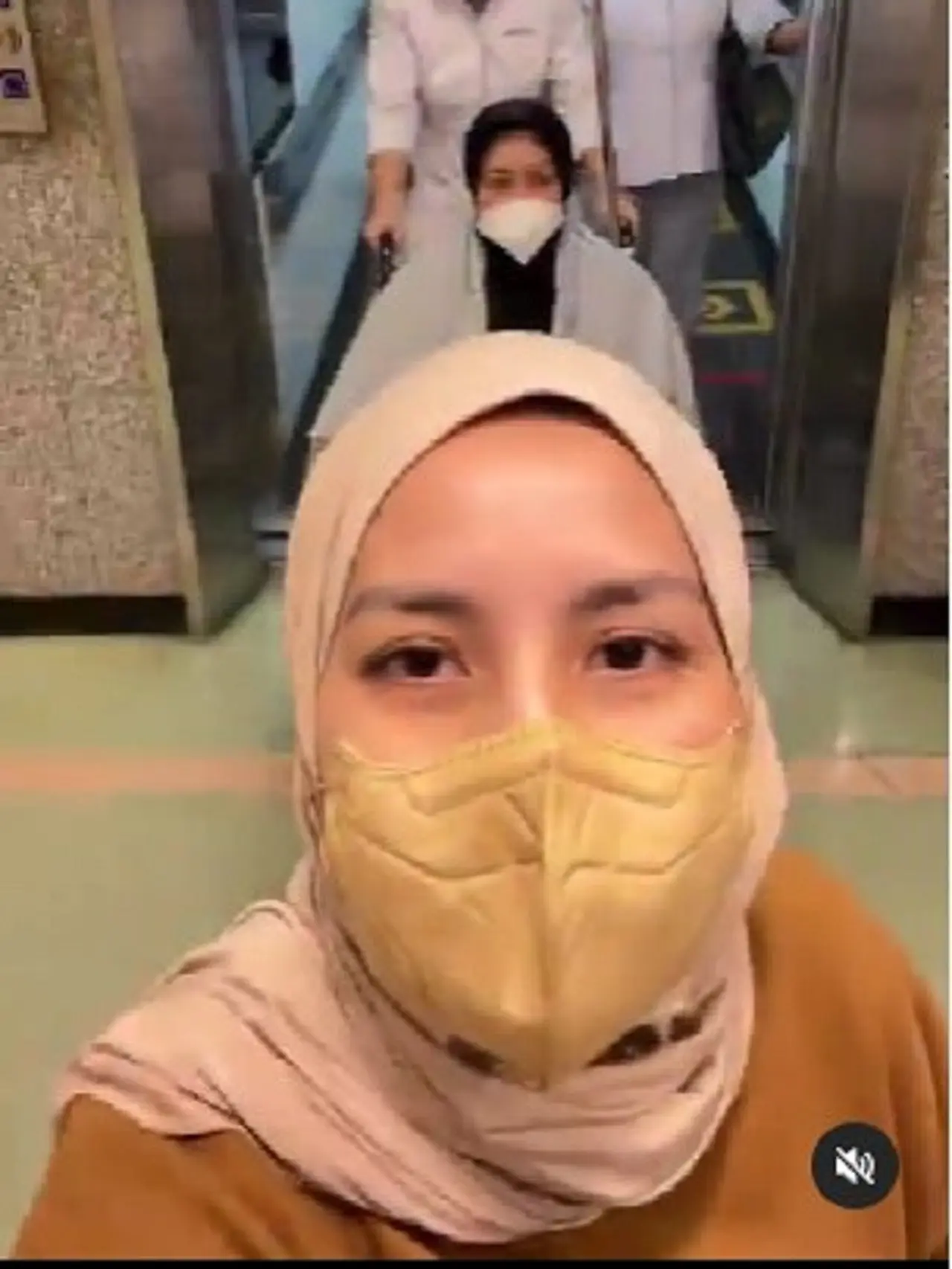 Tya Ariestya Setia Mendampingi Ibu Mertua yang Jalani Operasi Lutut karena Pengapuran - ShowBiz ...