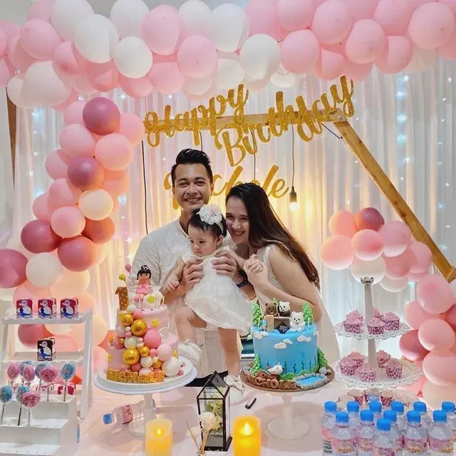 Istri Hamil Anak Ke-2, Ini 6 Potret Keluarga Kecil Eza Gionino dan Meiza Aulia - Hot Liputan6.com