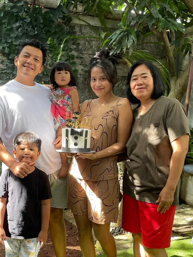 6 Potret Bahagia Dirly Idol Bersama Istri, Santai Digunjing Perihal Isu ...