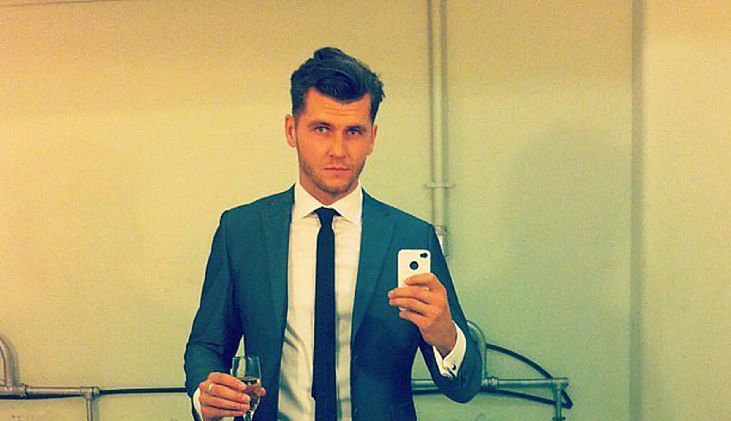 15 Pria Ganteng Yang Punya Gaya Selfie Seksi - Photo Fimela.com