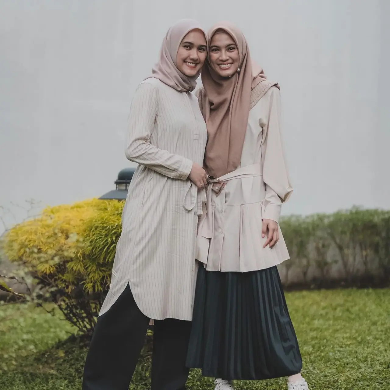 Potret 6 Kakak Adik Artis yang Kini Sama-Sama Berhijab, Tampil Lebih Anggun - Hot Liputan6.com