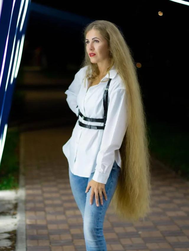 Rapunzel di Dunia Nyata, Panjang Rambut Hingga Lutut Begini Cara ...