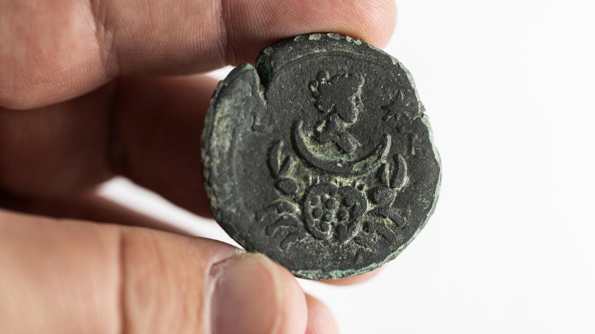 Berusia 1850 Tahun, Begini Penampakan Koin Bergambar Dewi Bulan