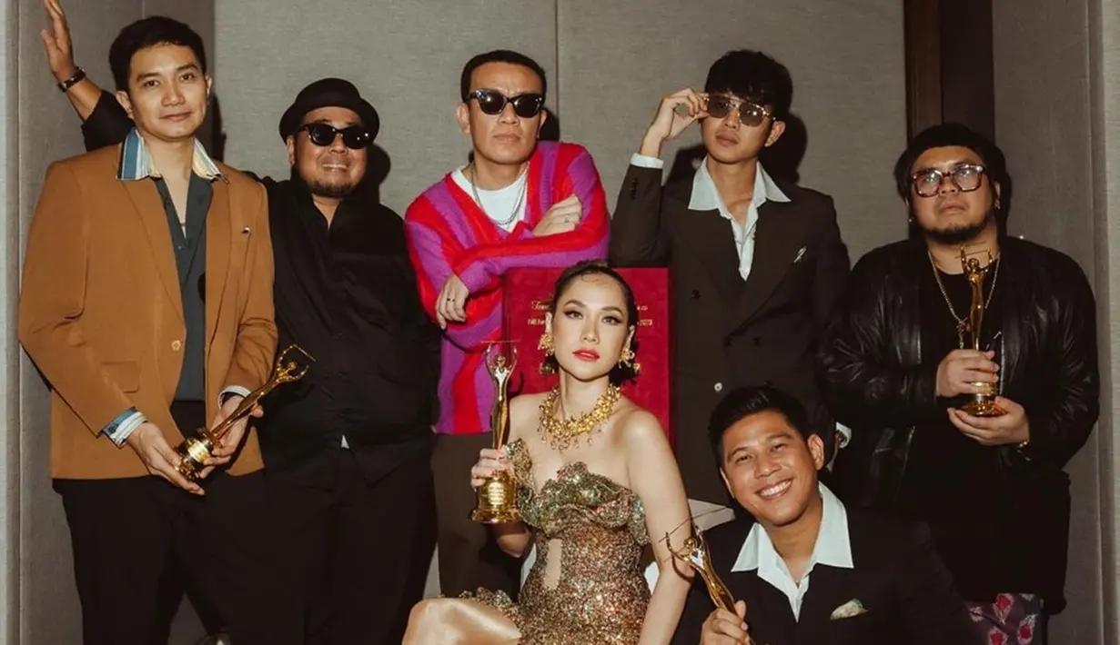 Potret BCL di Malam Puncak AMI Awards 2023, Didampingi Tiko ...
