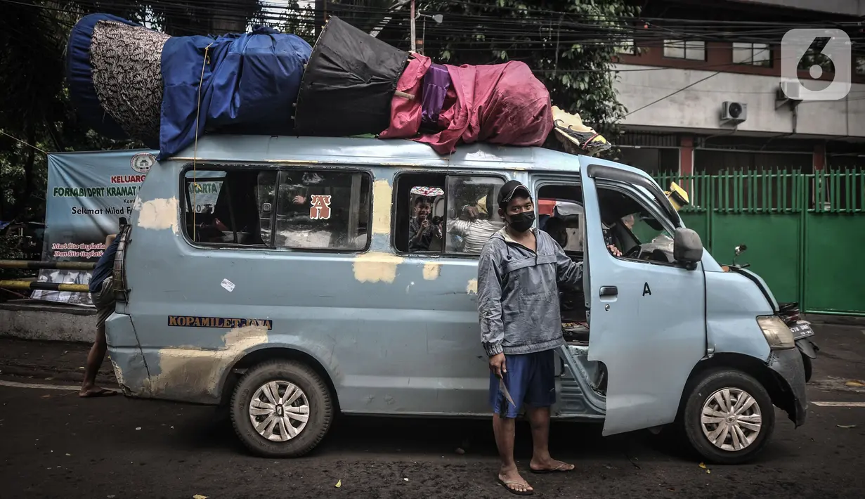 FOTO: Di Balik Angkot Ondel-Ondel Ibu Kota - Foto Liputan6.com