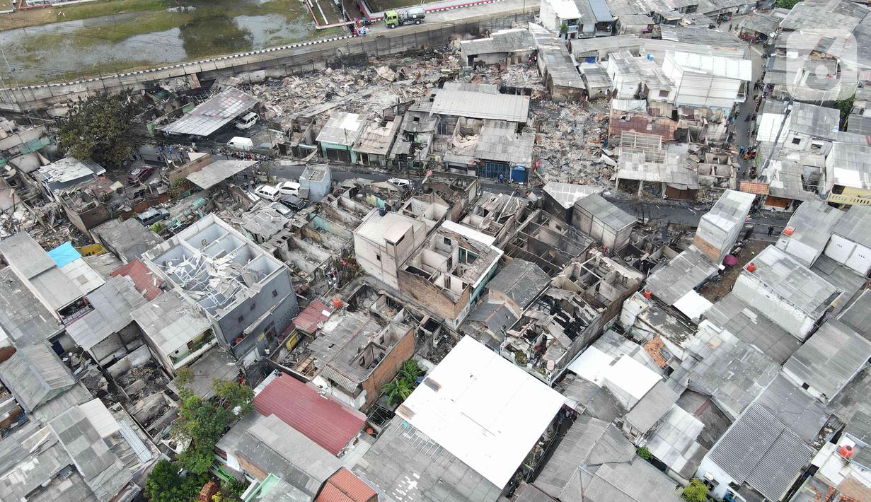 Foto Udara Permukiman Warga yang Terimbas Kebakaran Depo Pertamina ...