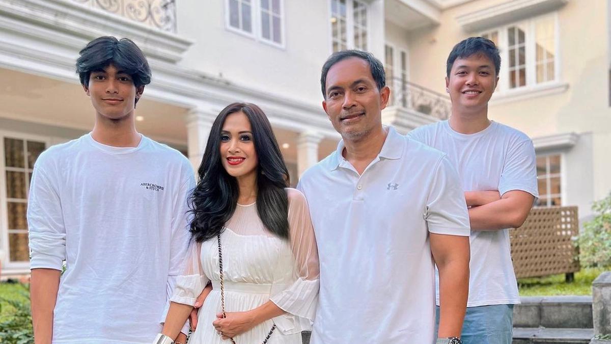 6 Potret Kebersamaan Diah Permatasari Bersama Keluarga yang Tampil ...