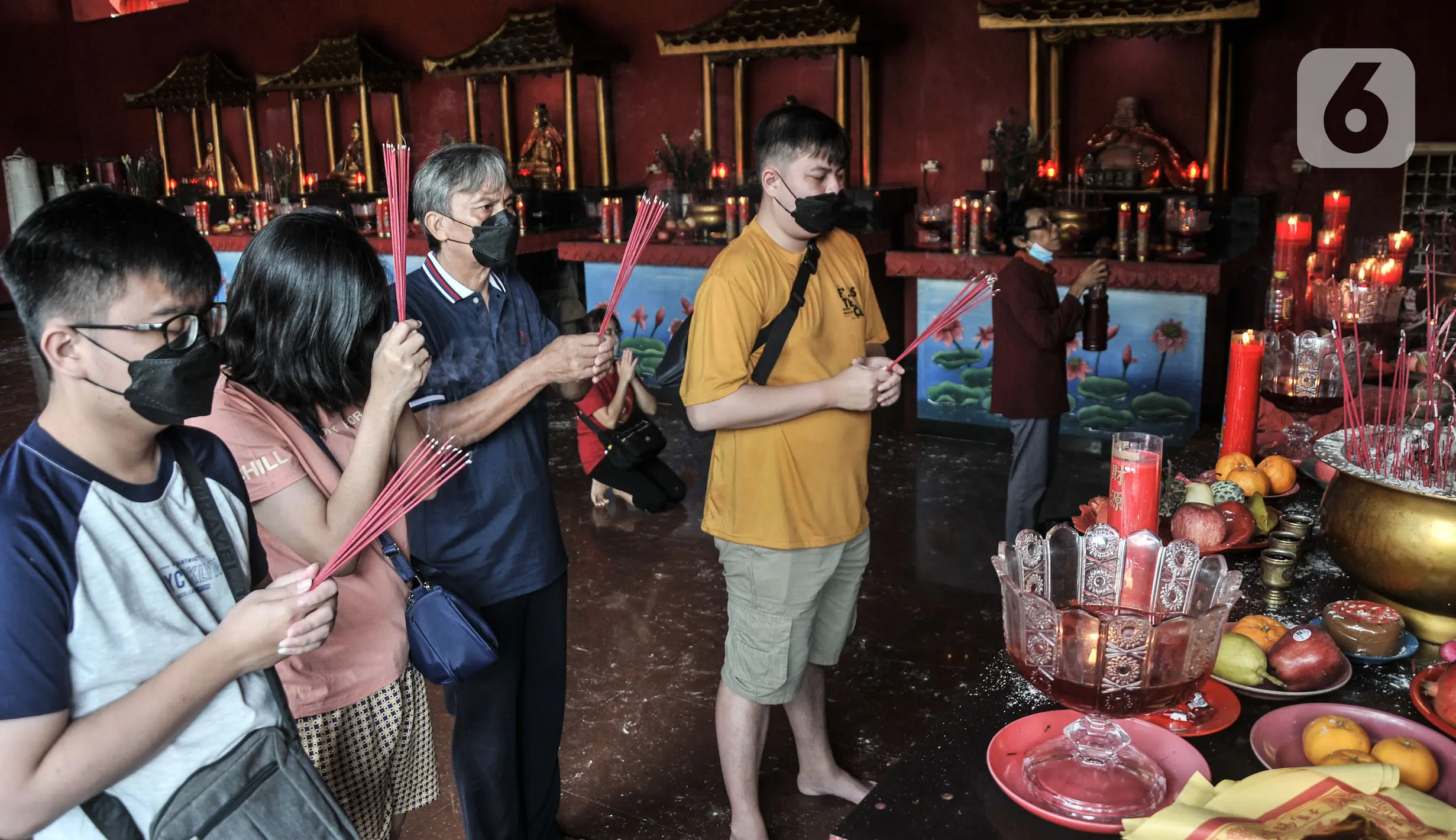 Khidmat Sembahyang Imlek di Wihara Buddha Tidur - Foto Liputan6.com