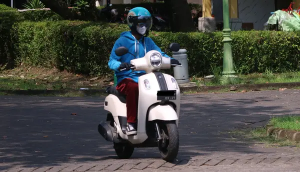 Solusi Rambut Tetap Klimis Meski Pakai Helm - Otomotif Liputan6.com