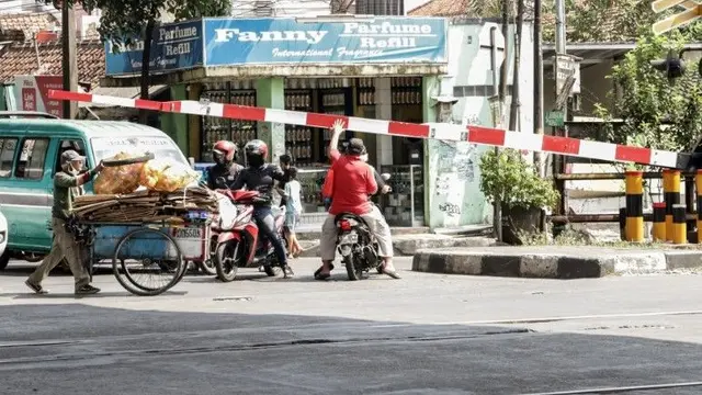 Upaya KAI Tingkatkan Keselamatan di Perlintasan Sebidang Kereta Api ...
