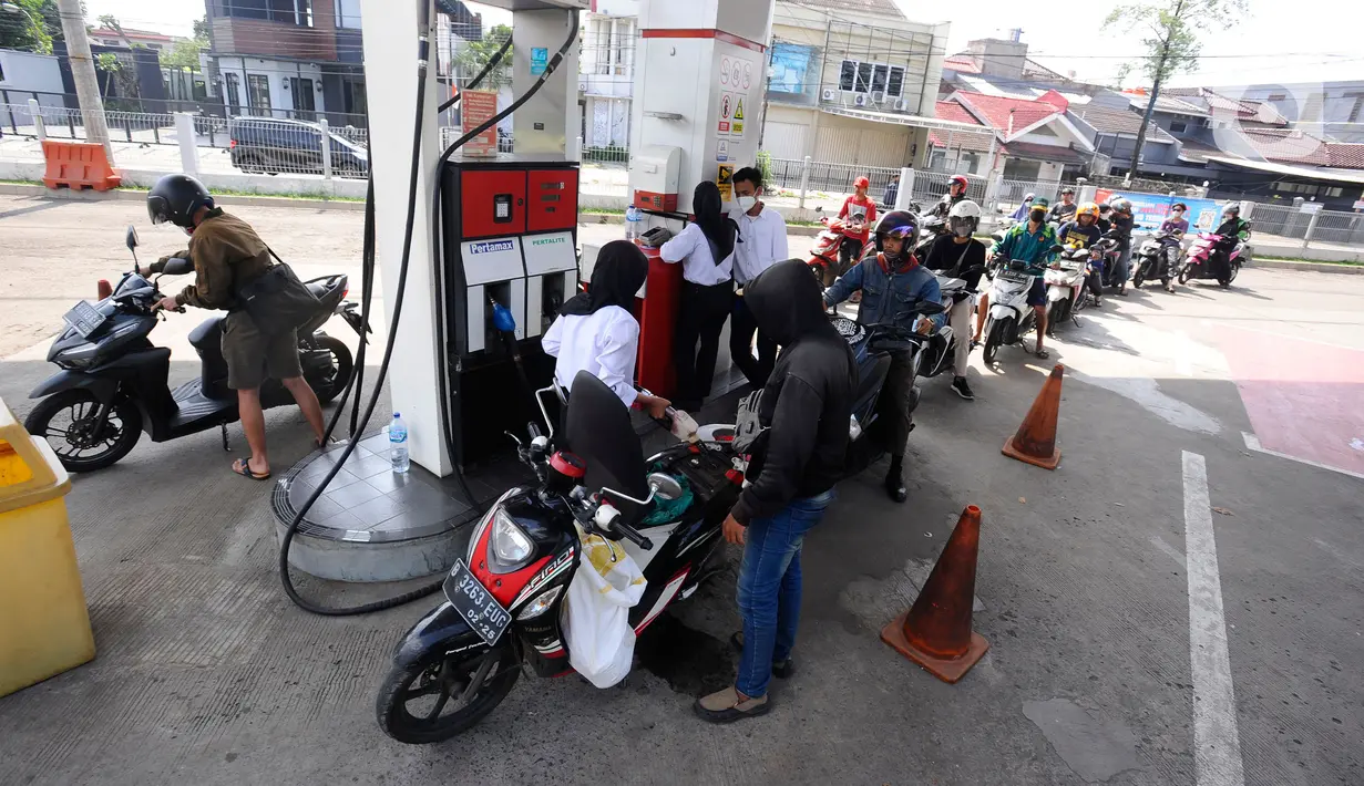 Antrean Kendaraan Jelang Pemberlakuan Kenaikan BBM di SPBU Cinere - Foto Liputan6.com