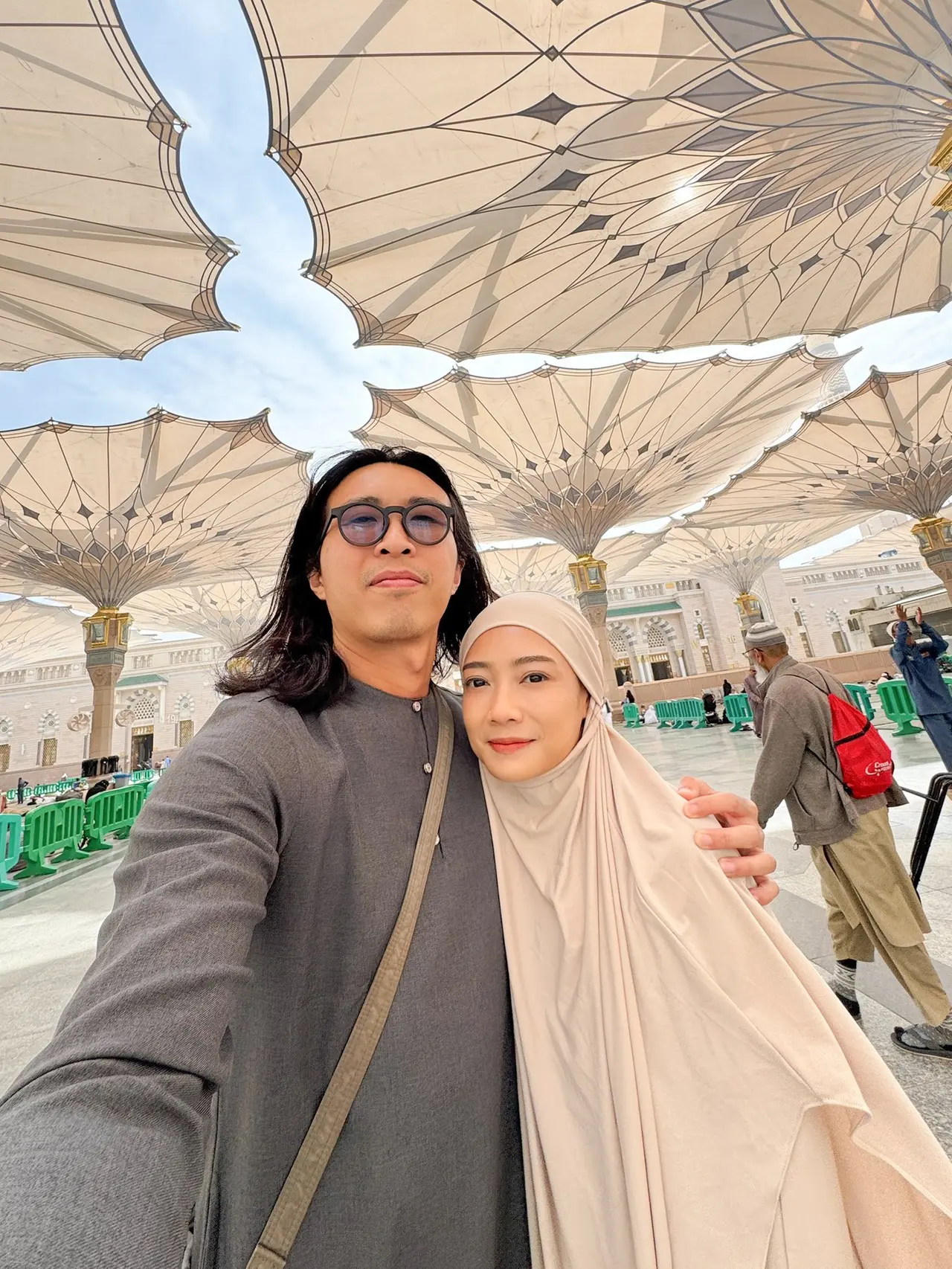 7 Potret Dokter Tirta dan Sang Istri Nisa An Nashr Umroh, Sering Dikira Masih Duda - Hot ...