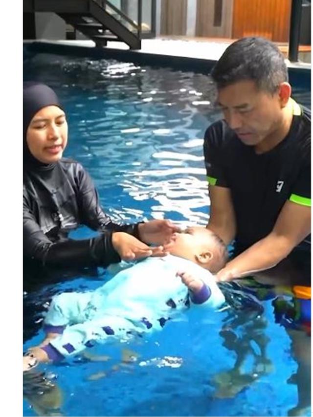6 Potret Anang Hermansyah Momong Azura, Dampingi Cucu Belajar Renang