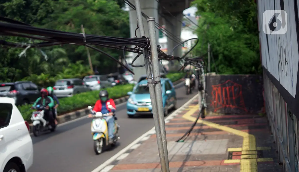 FOTO: Instalasi Kabel Dibiarkan Semrawut di Kebayoran Baru - Foto ...
