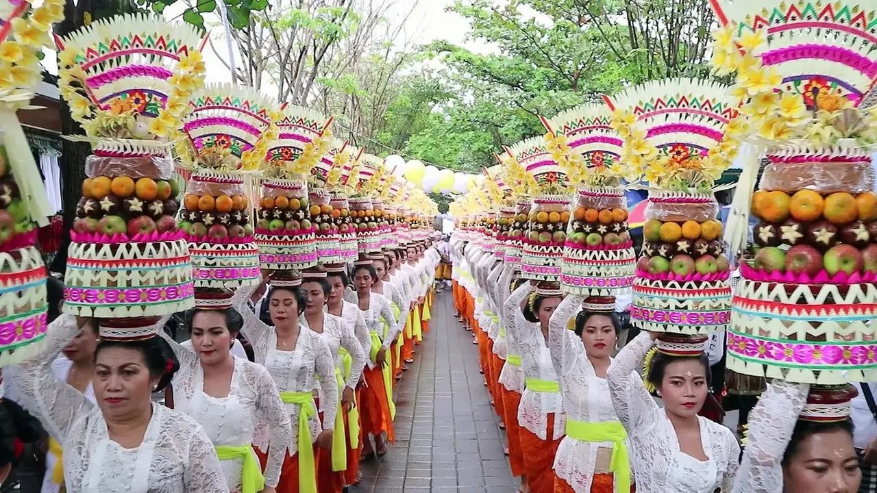 Ribuan Gebogan Semarakkan Tanah Lot Kreatifood & Art Festival ...