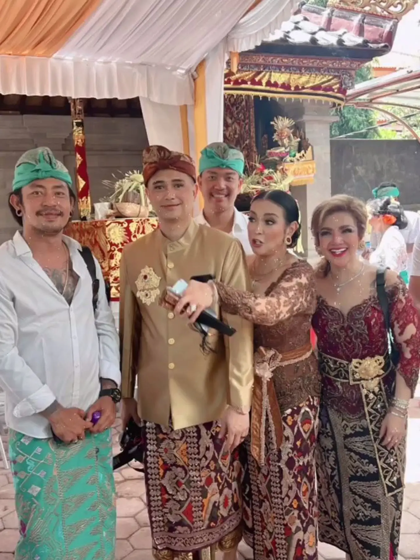 6 Potret Jennifer Jill Istri Ajun Perwira Kenakan Kebaya Bali ...
