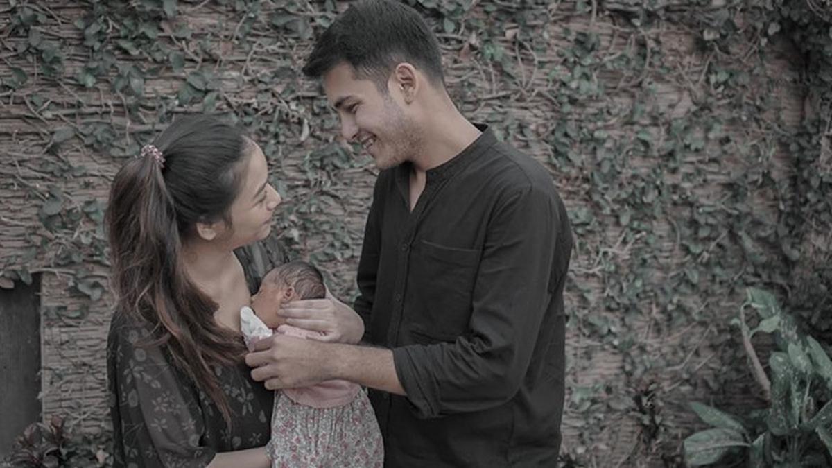 6 Potret Rizky Alatas dan Adzana Bing Slamet Momong Anak, Bikin Gemas ...