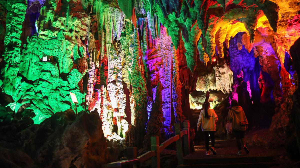 Menyusuri Gua Warna-warni Yinziyan di China