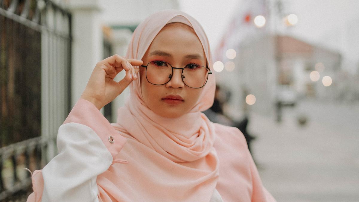 Cara Memilih Warna Hijab yang Tepat untuk Penampilan Awet Muda dan Enerjik