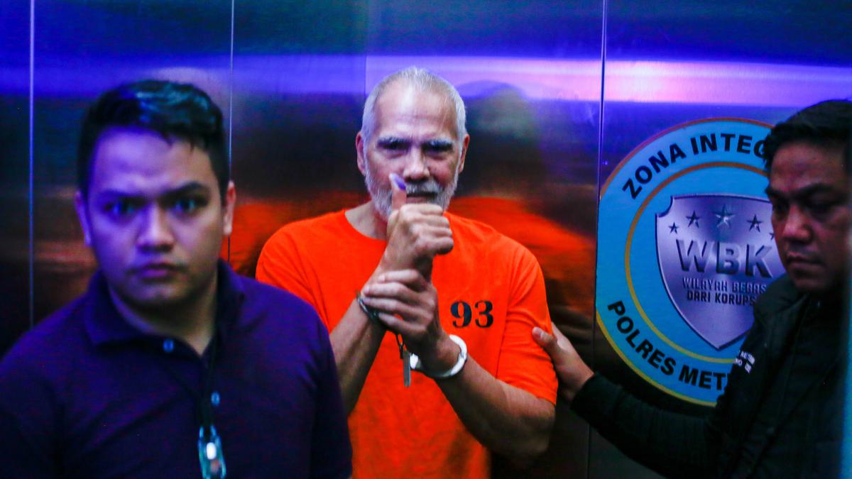 Potret Aktor Senior Pierre Gruno Pakai Baju Tahanan Nomor 93 dengan ...