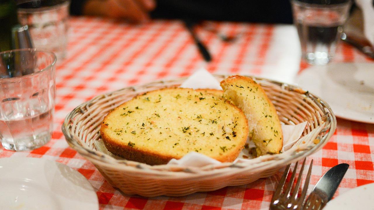 6 Cara Membuat Garlic Bread Sederhana di Rumah, Garing dan Gurih