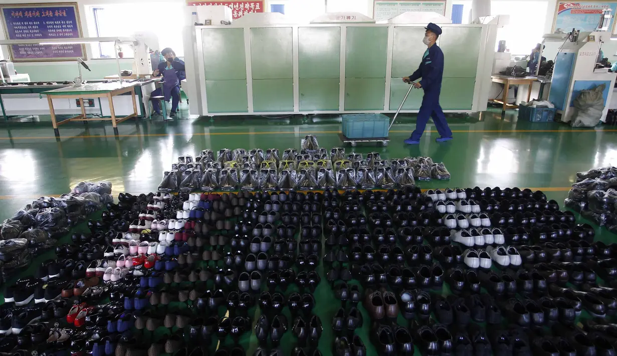 FOTO: Mengintip Produksi Sepatu Kulit di Wonsan - Foto Liputan6.com
