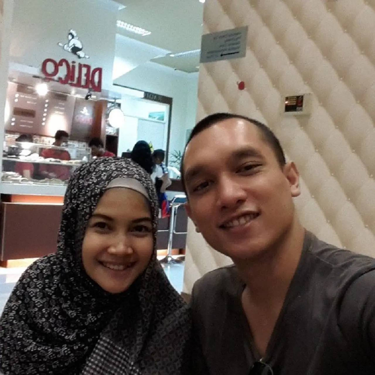 3 Fakta tentang Dewi Ariani, Istri Giovanni Tobing yang S2 dan Berhijab ...