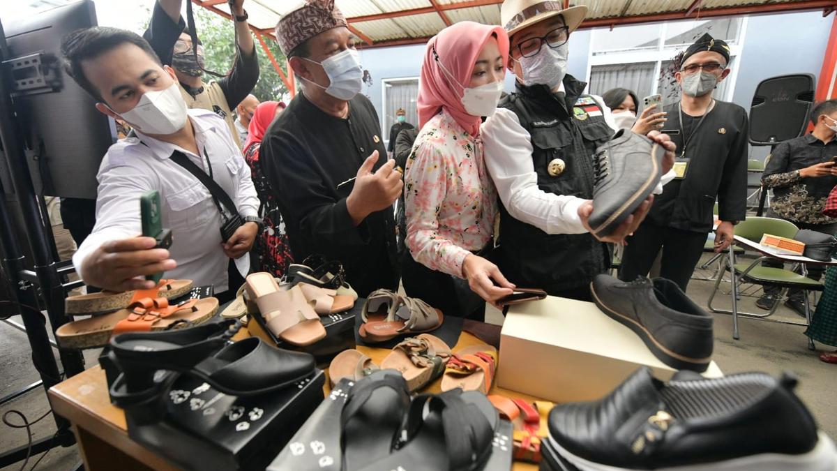 ASN Pemda Garut Makin Kece Badai dengan Sepatu Kulit Sukaregang ...