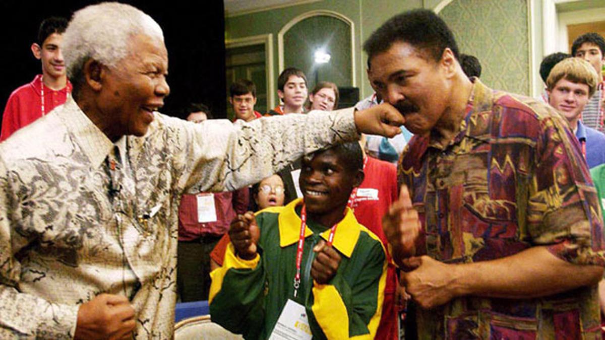 Nelson Mandela di Mata Muhammad Ali - Bola Liputan6.com