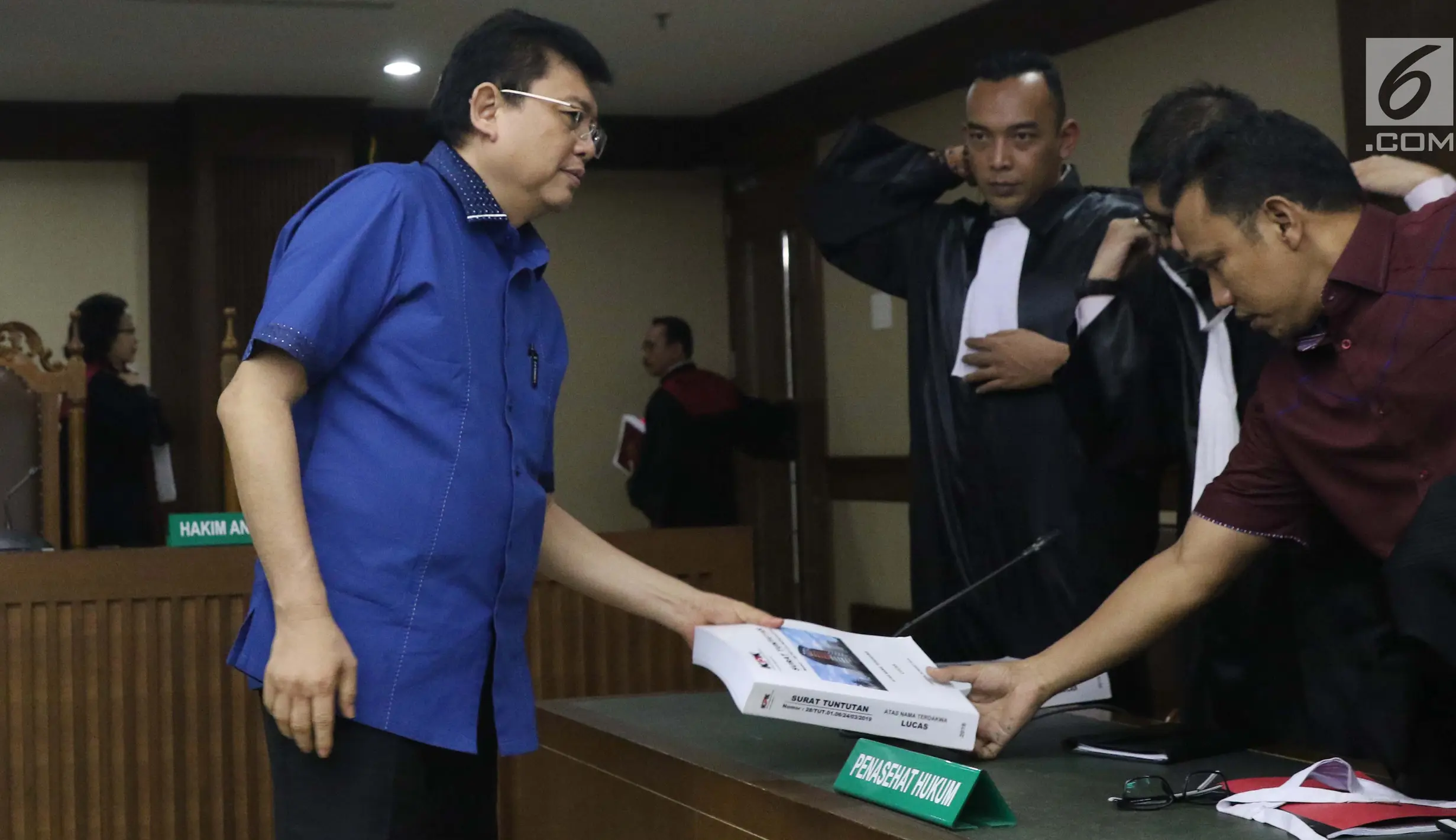 FOTO: Merintangi Proses Penyidikan KPK, Lucas Dituntut 12 Tahun Penjara ...