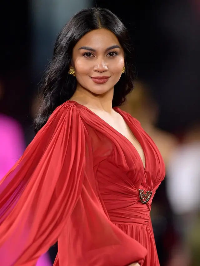 Ariel Tatum Melenggang di Paris Fashion Week, Kenang Upaya Mencintai ...
