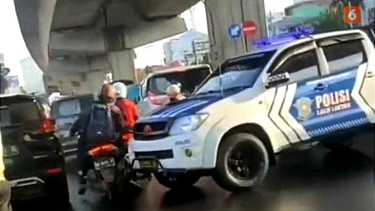 Viral Mobil Patwal Polisi Cuek Usai Tabrak Pemotor di Makassar ...