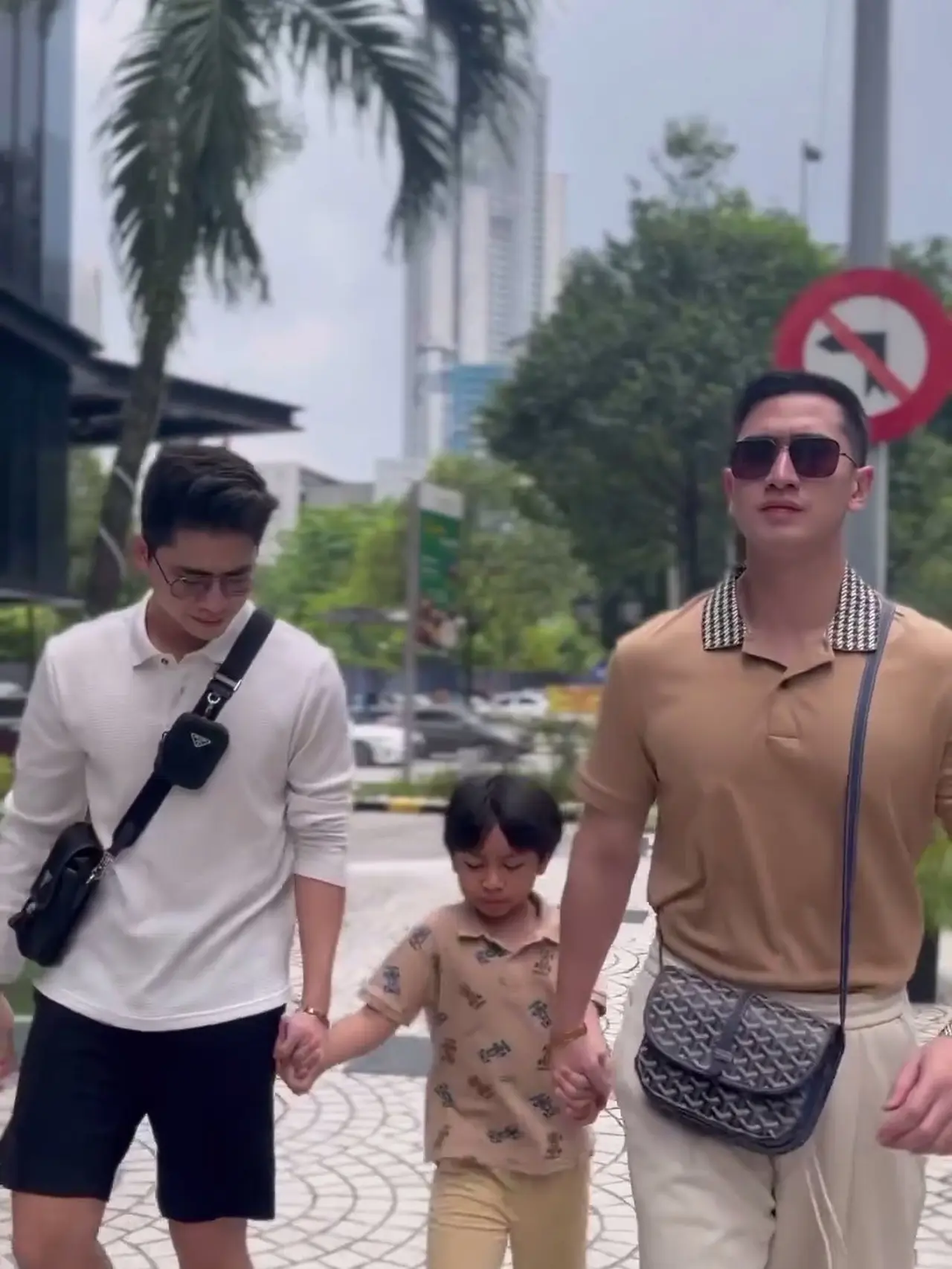 7 Potret Verrell Bramasta Liburan Bareng Kedua Adiknya, Tampil Kompak - Hot Liputan6.com