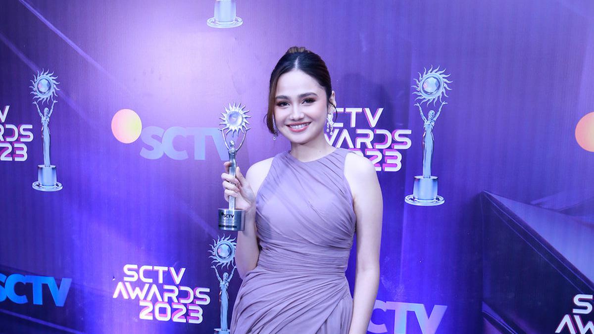 10 Potret Penampilan Artis di Blue Carpet SCTV Awards 2023 - Photo ...