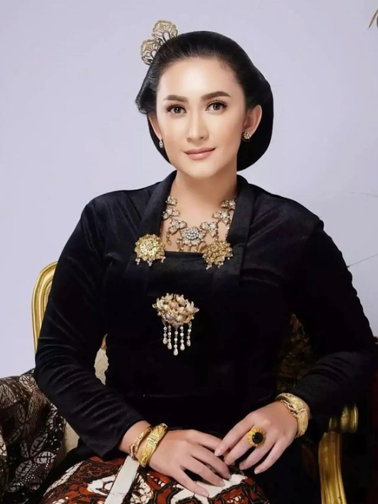 Tak Hanya Sekali, Ini 12 Momen Nafa Urbach Cantik Banget Pakai Kebaya ...