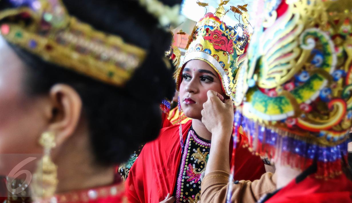 Penari Tradisional di Balik Pangung Pentas Budaya Terminal 3 Soetta ...