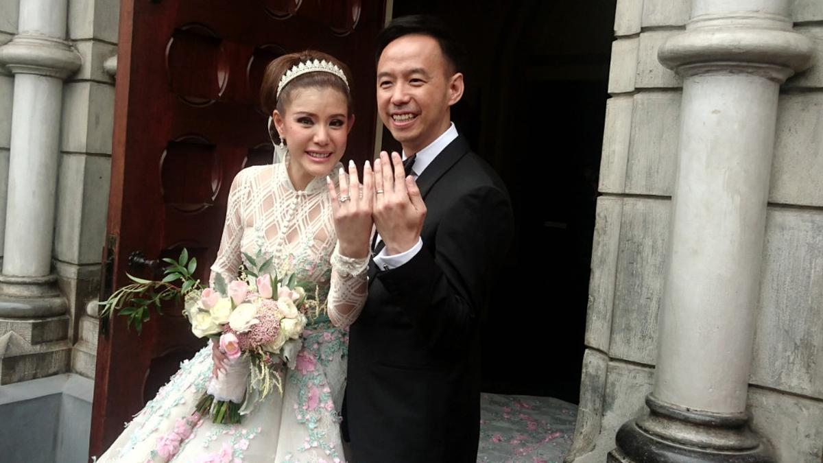 8 Artis Wanita Indonesia Yang Menikah Dengan Pria Yang Lebih Muda