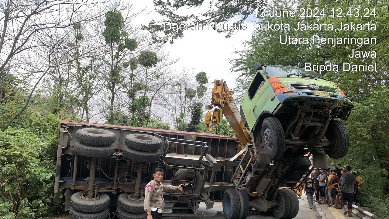Kronologi Truk Kontainer Terguling dan Timpa Mobil Hyundai hingga Ringsek di Jakut - News ...