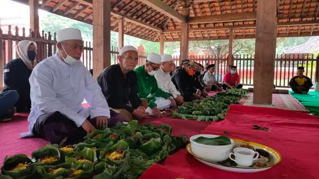 Khidmat Pelaksanaan Ritual Bubur Sura di Keraton Kanoman Cirebon ...