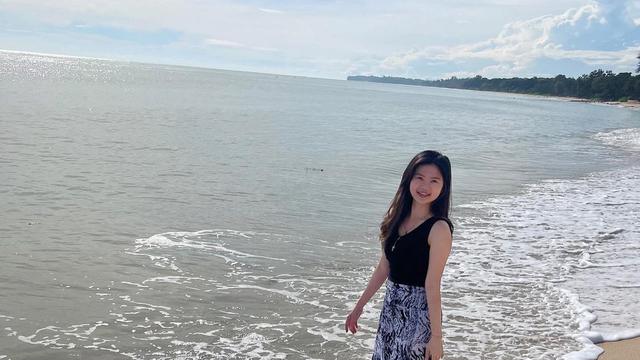 Felicia Tissue Bermain di Pantai saat Hari Pernikahan Kaesang Pangarep ...