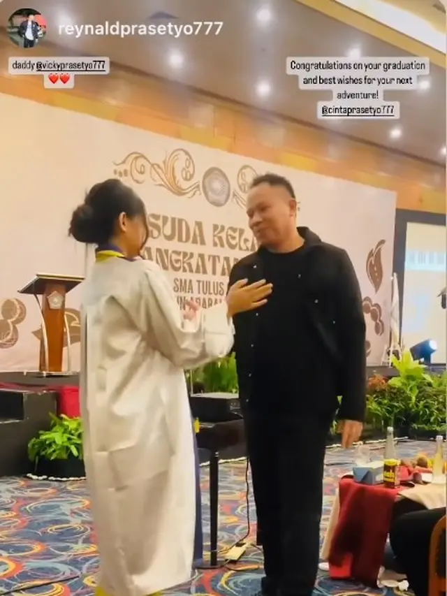 7 Potret Vicky Prasetyo Temani Anak Wisuda SMA, Kompak Bareng Mantan ...