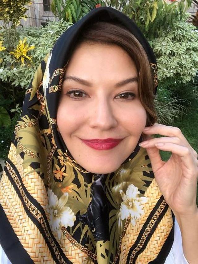 6 Potret Tamara Bleszynski Tampil Berhijab, Penampilannya Bikin Pangling