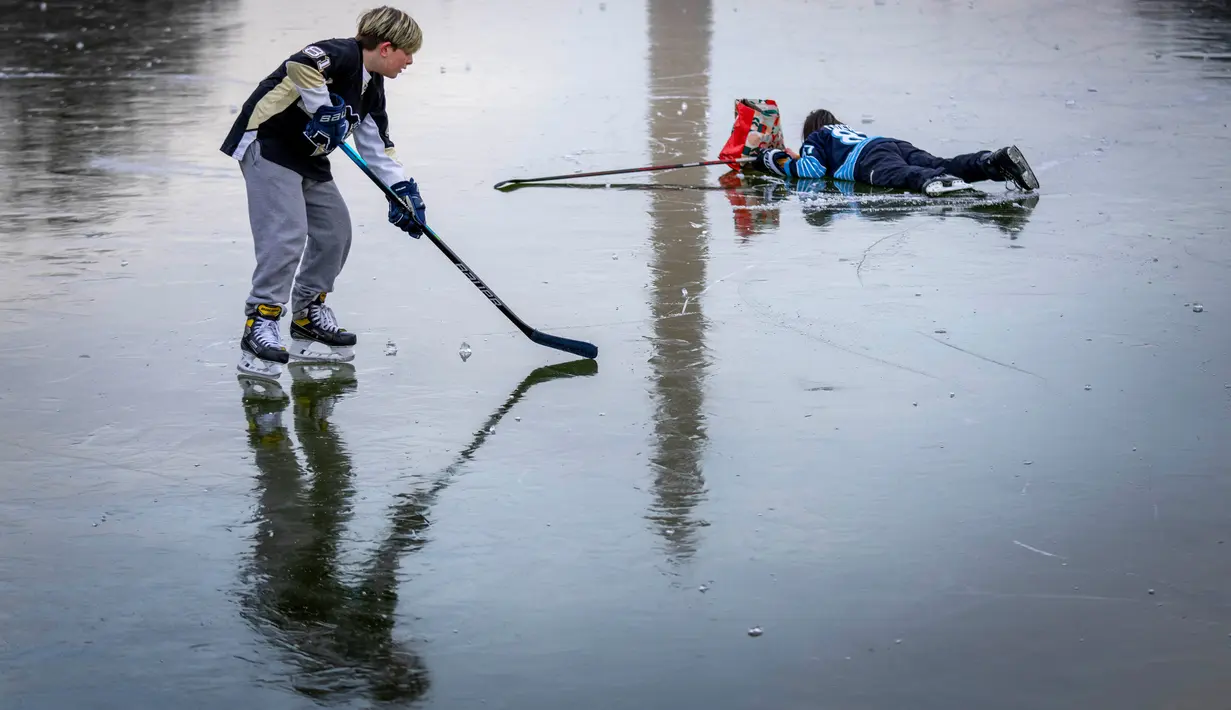 Membeku, Lincoln Memorial Reflecting Pool Jadi Tempat Bermain Warga ...