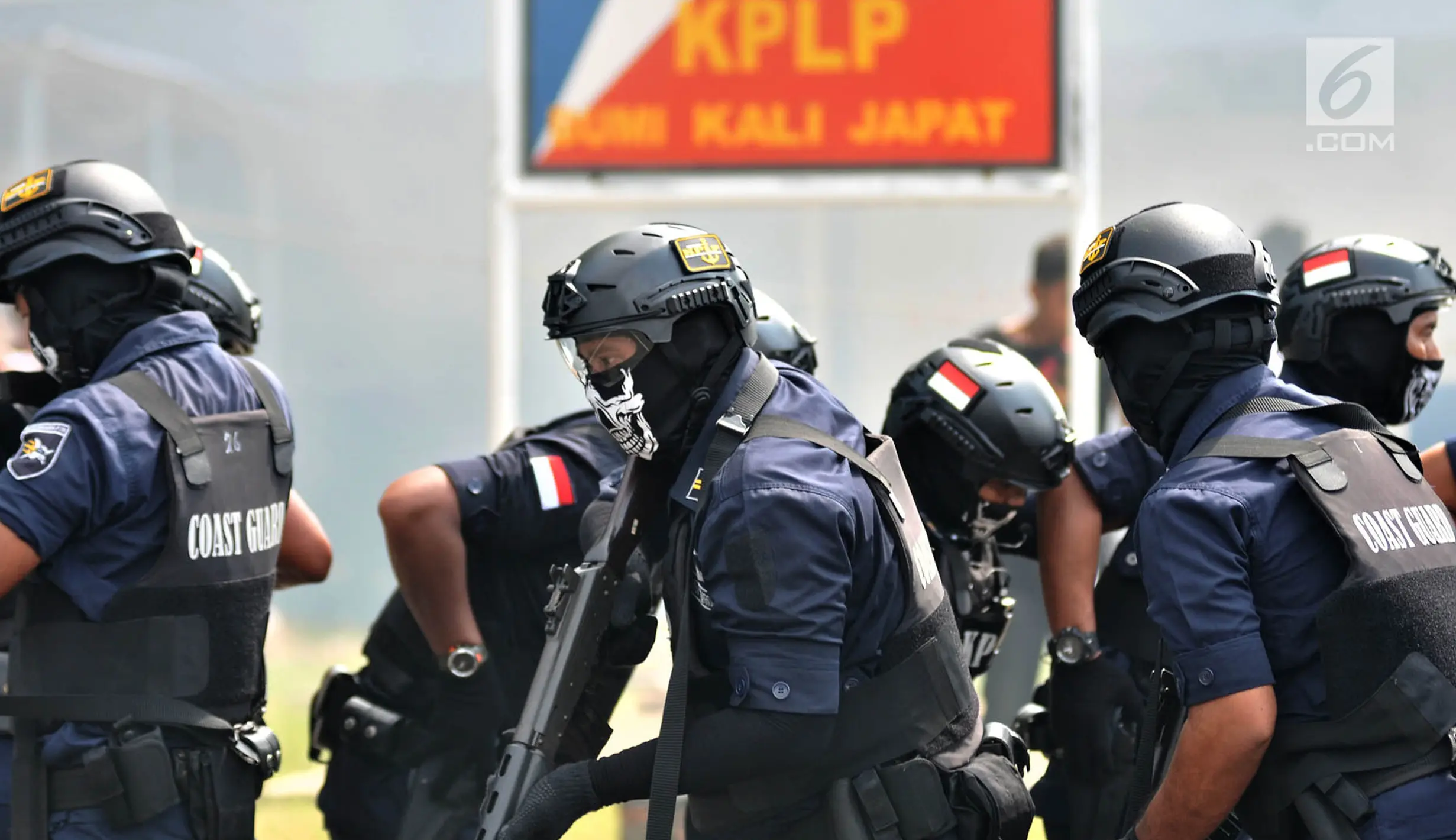FOTO: Aksi Pasukan KPLP Tangani Pembajakan dan Kebakaran Kapal - Foto ...