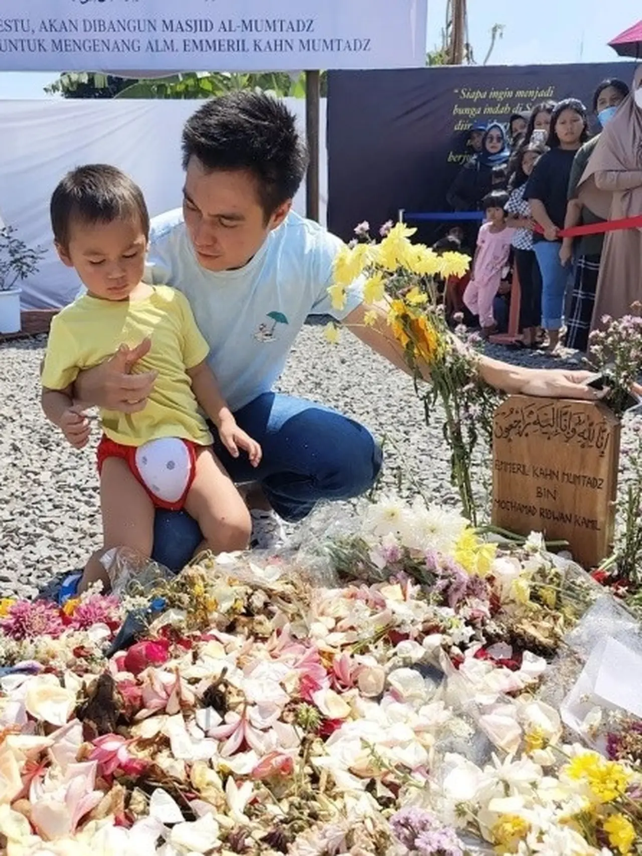 6 Momen Baim Wong Ziarah ke Makam Eril Putra Ridwan Kamil, Ajak Kiano - Hot Liputan6.com