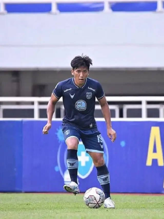 6 Potret Ahmad Bustomi, Mantan Pemain Arema FC yang Kini Bergabung ...