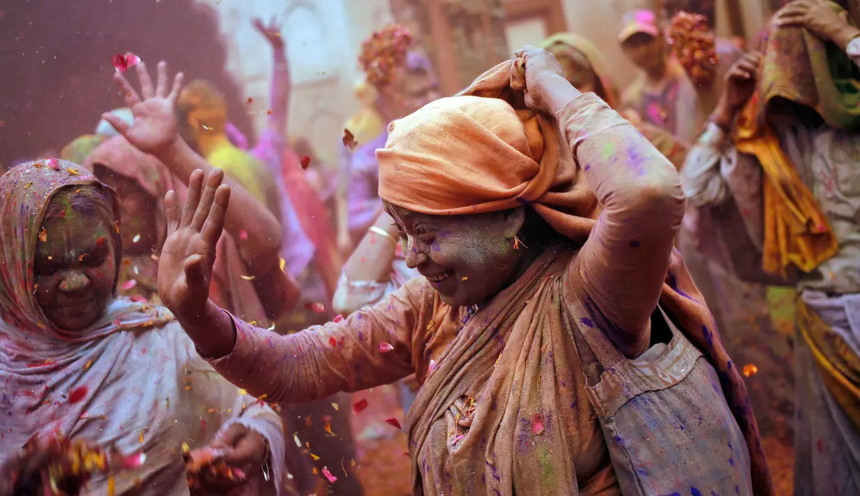 Keceriaan Para Janda India Menari Rayakan Festival Holi - Foto Liputan6.com