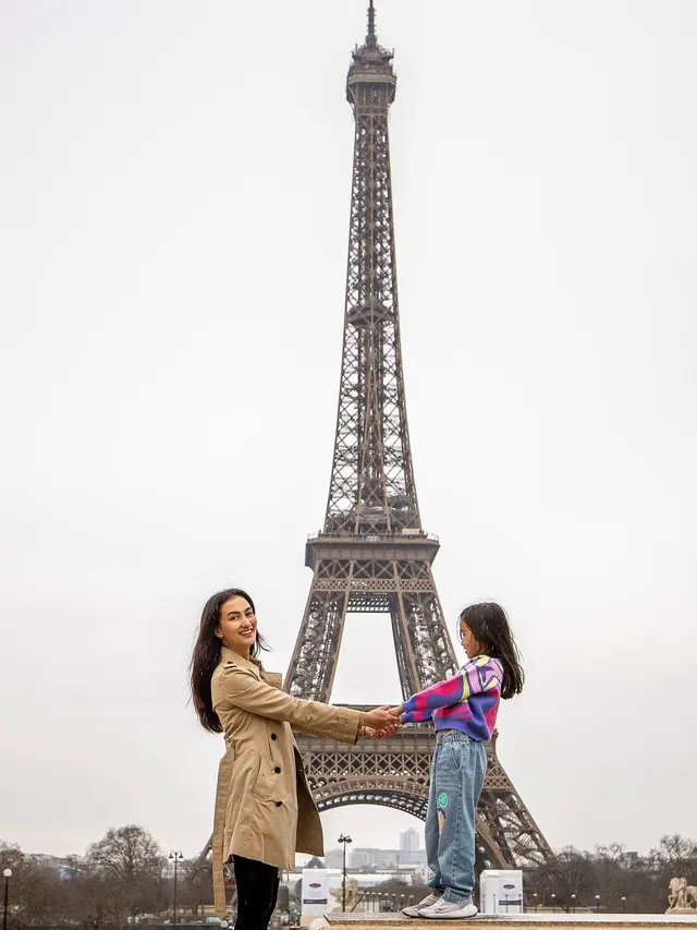 6 Potret Atiqah Hasiholan Liburan Berdua dengan Anak di Paris, Kompak ...