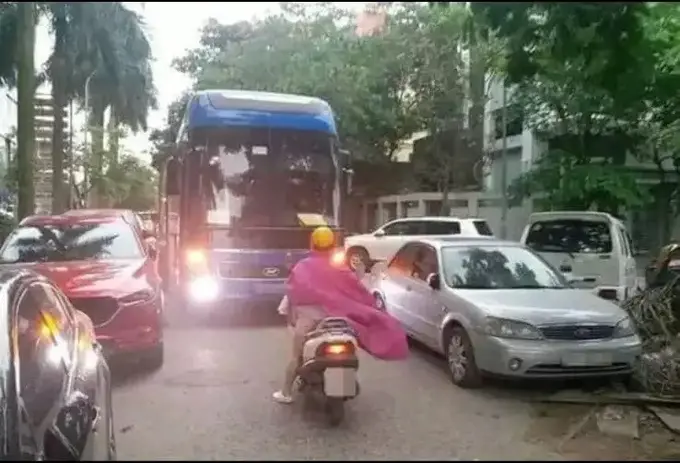 10 Potret Aksi Nekat Emak-emak di Jalan Raya, Kalau Jumpa Mending Mengalah Cari Jalan Lain ...